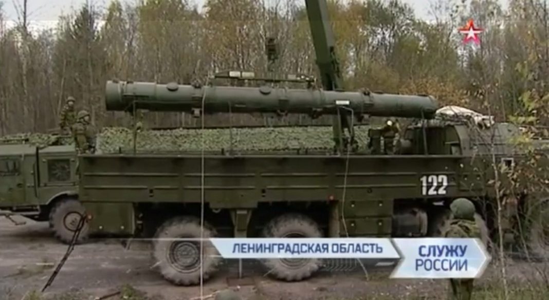 Russian Iskander-M tactical missile complexes deployed near the ...
