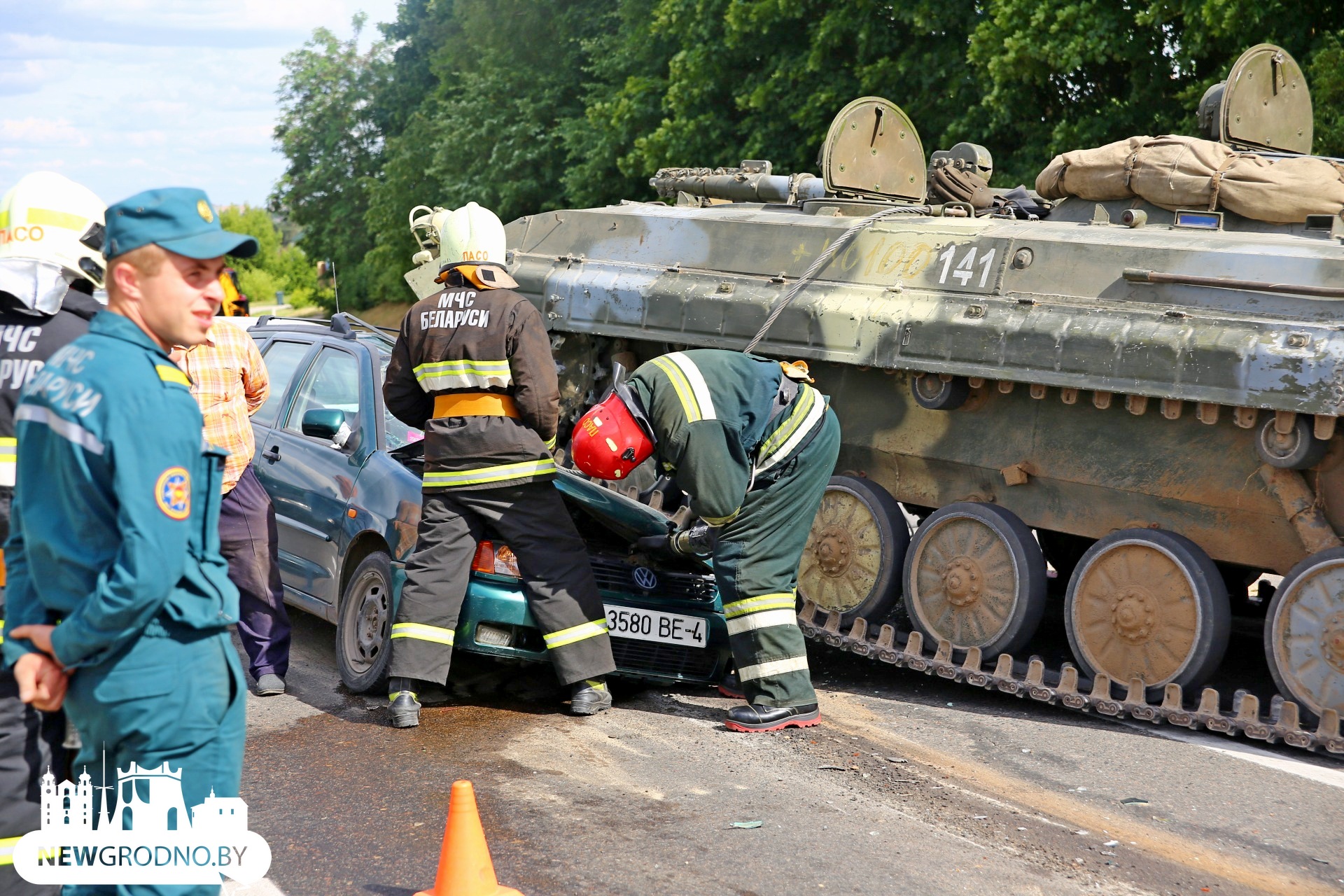 Belarus’s infantry fighting vehicle crushes car in Grodno