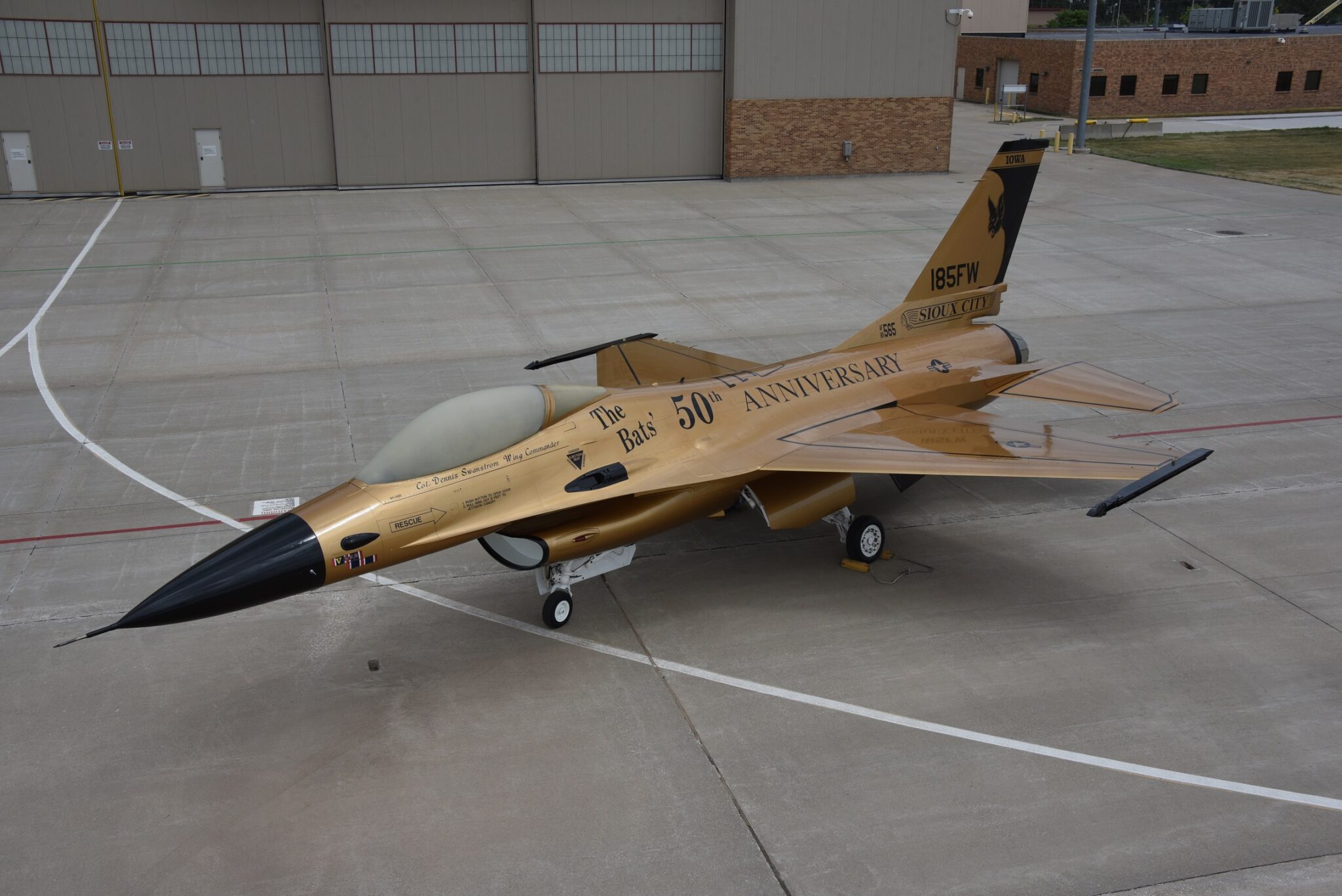 Iowa Air National Guard unveils gold F-16 jet