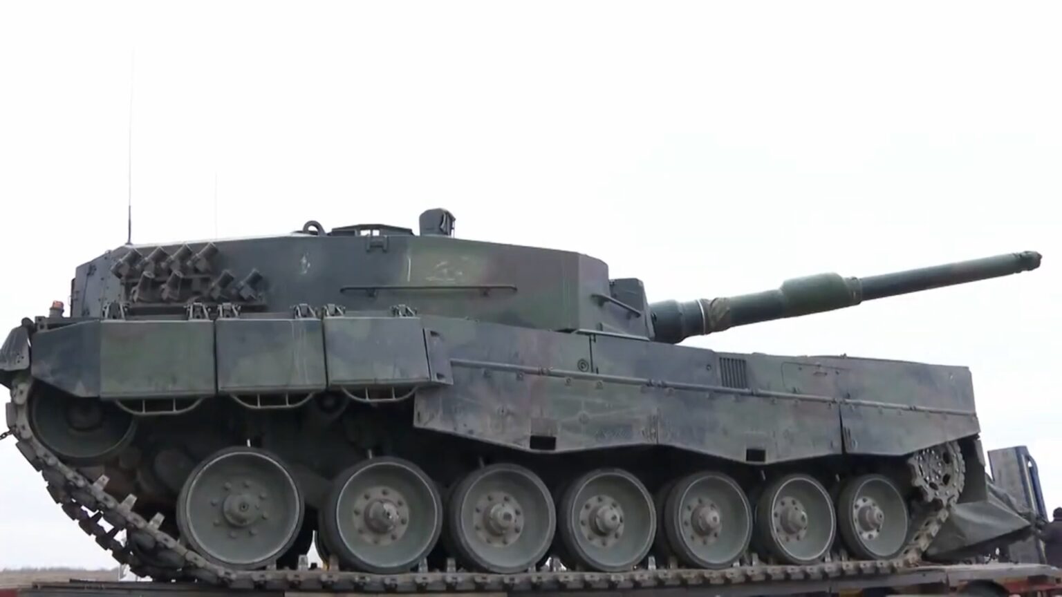 Ukrainian military receives initial batch of Leopard 2 tanks