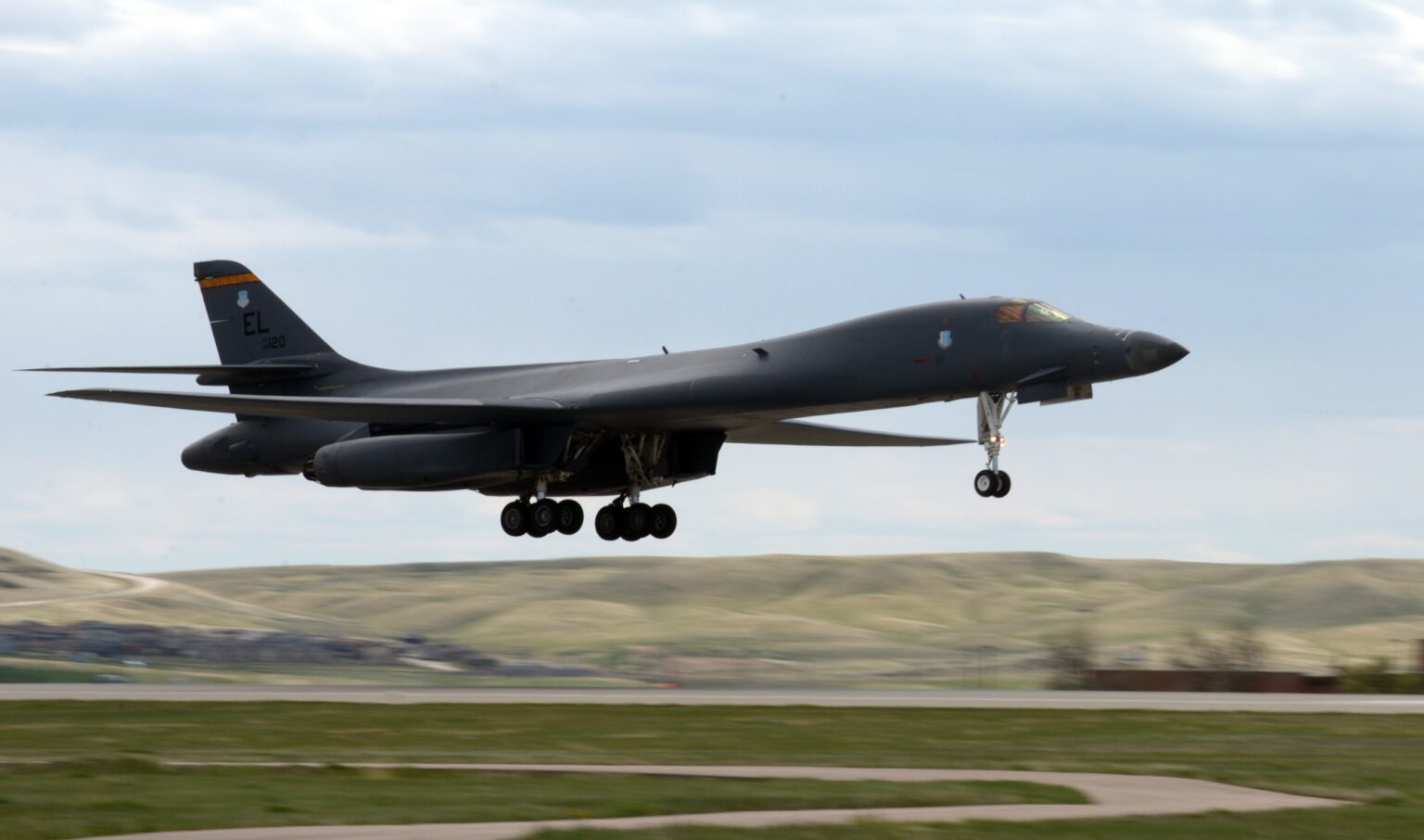 US Air Force B-1 bomber crashes during landing in South Dakota