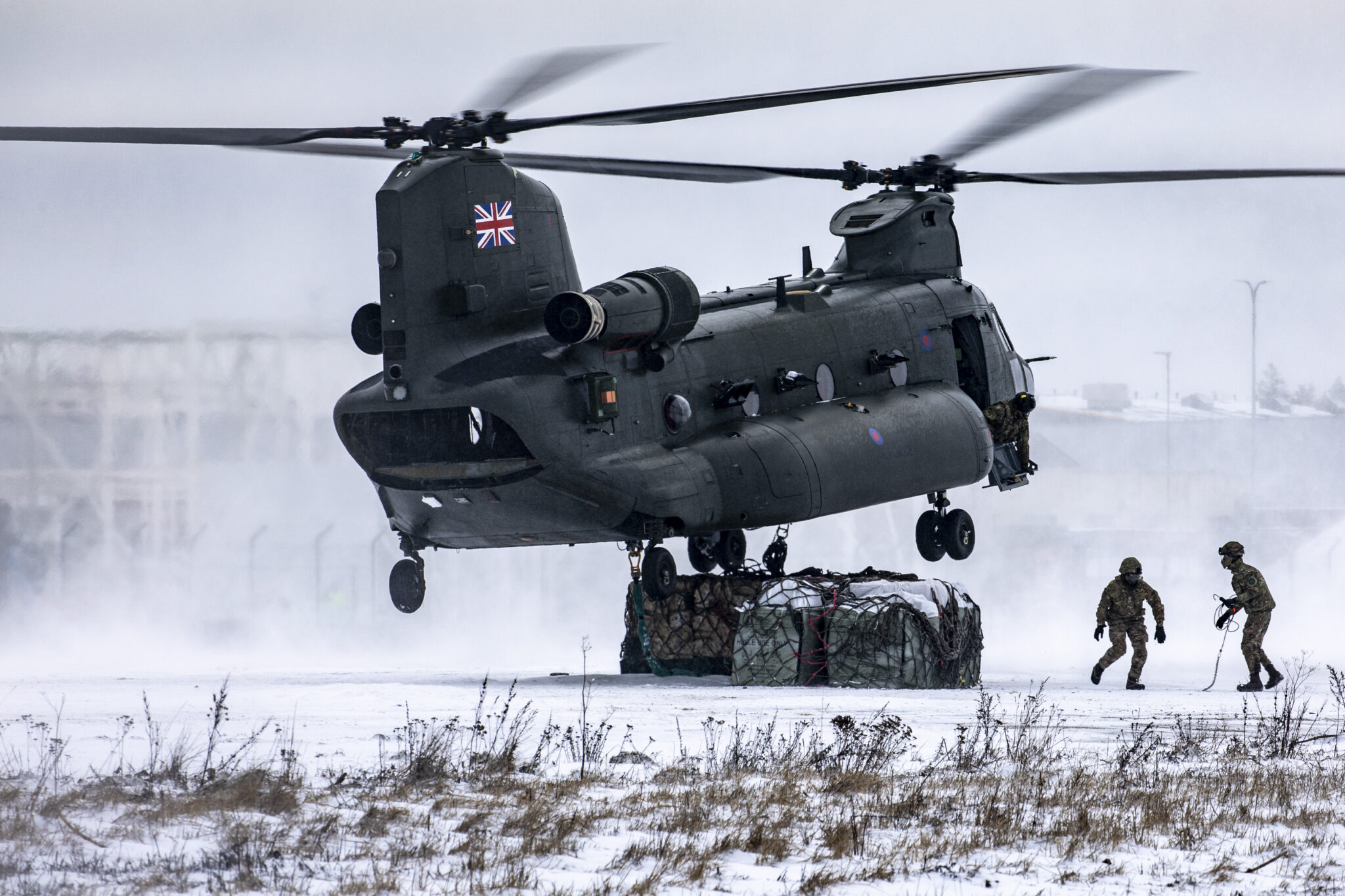 UK to buy 14 extended-range Chinook helicopters