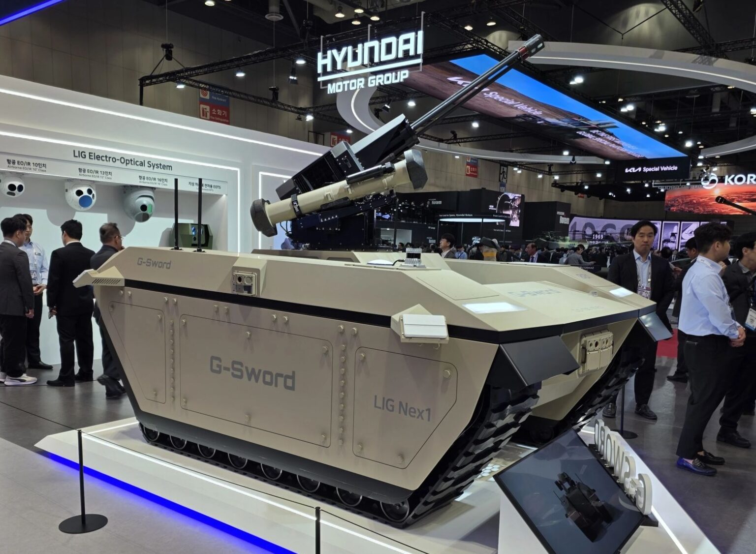 LIG Nex1 unveils armed G-Sword ground robot