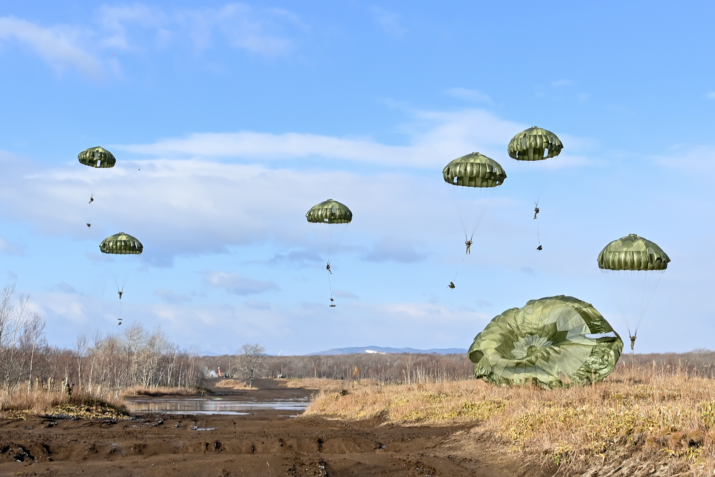 Japan, UK conduct first airborne drop in Hokkaido